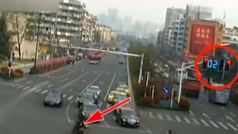 非机动车无视“规则”与机动车“硬刚”,下场太凄惨、太血腥!