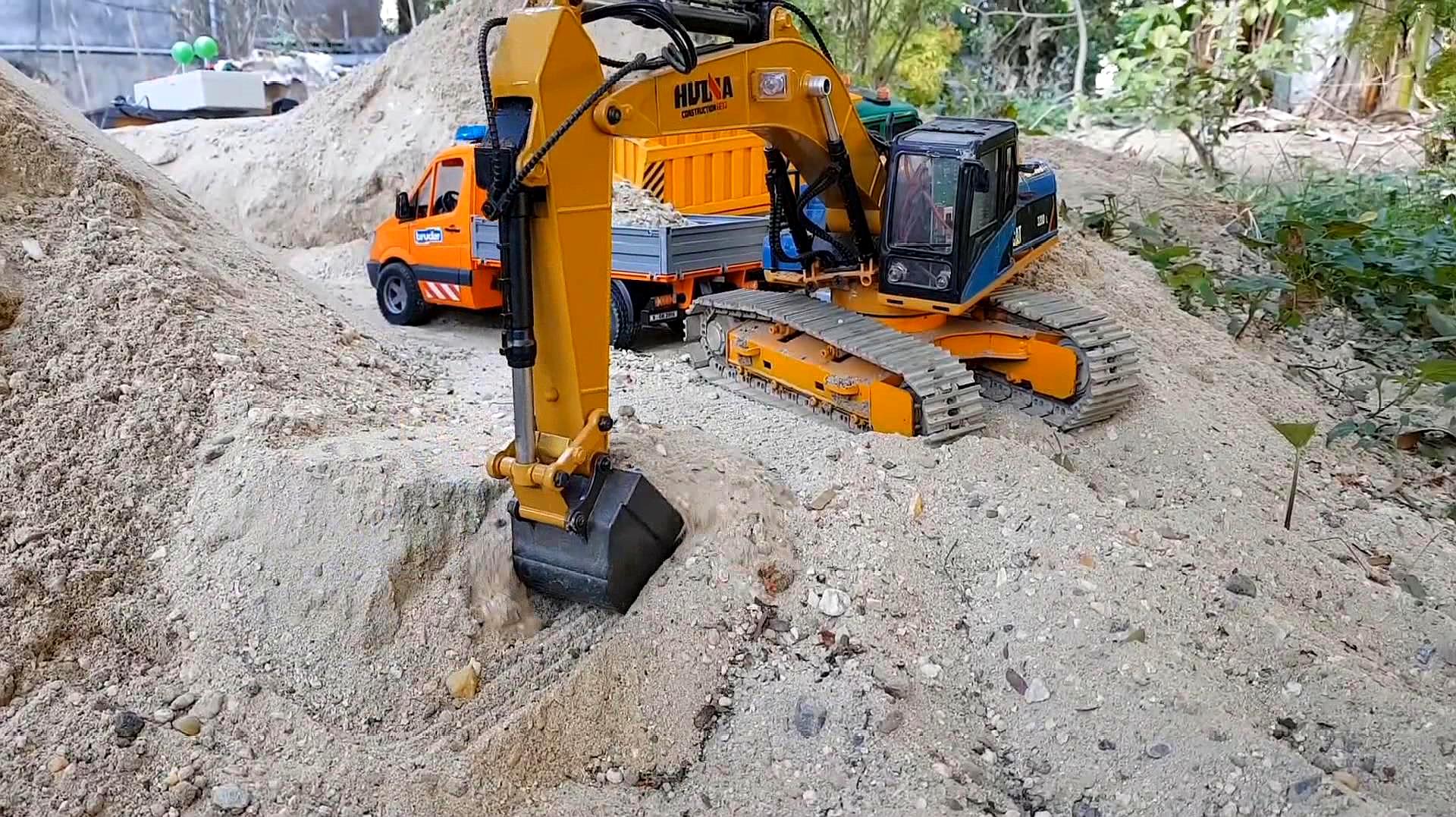 RC模型挖掘机,仿真模型挖土机是如何工作的