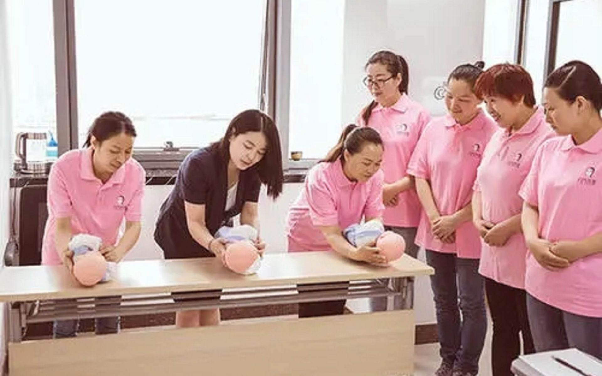 职场百科:育婴师与月嫂的区别,育婴师报考条件知多少!