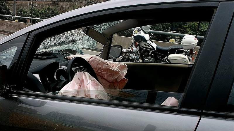 如何修复汽车挡风玻璃裂缝?