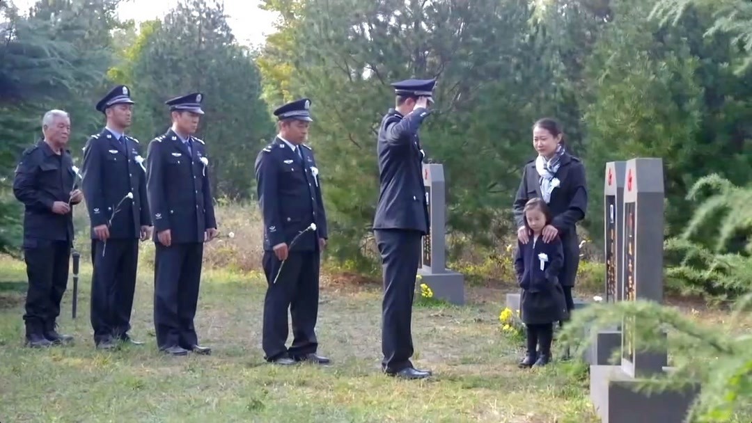 缉毒警察英勇牺牲,警犬彻底发疯,太感人