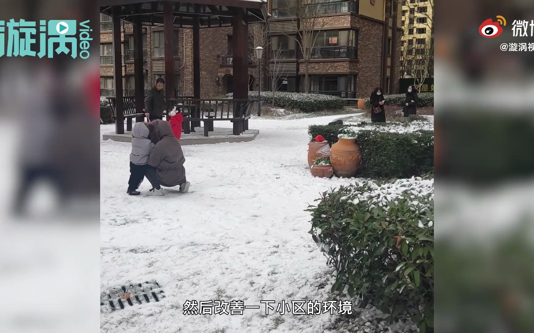 山西一小区自购造雪机人工降雪,物业:提升业主幸福度