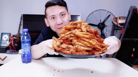 小浪哥吃播:五份肯德基鸡翅尖,据说味道超棒,数数一次吃了多少