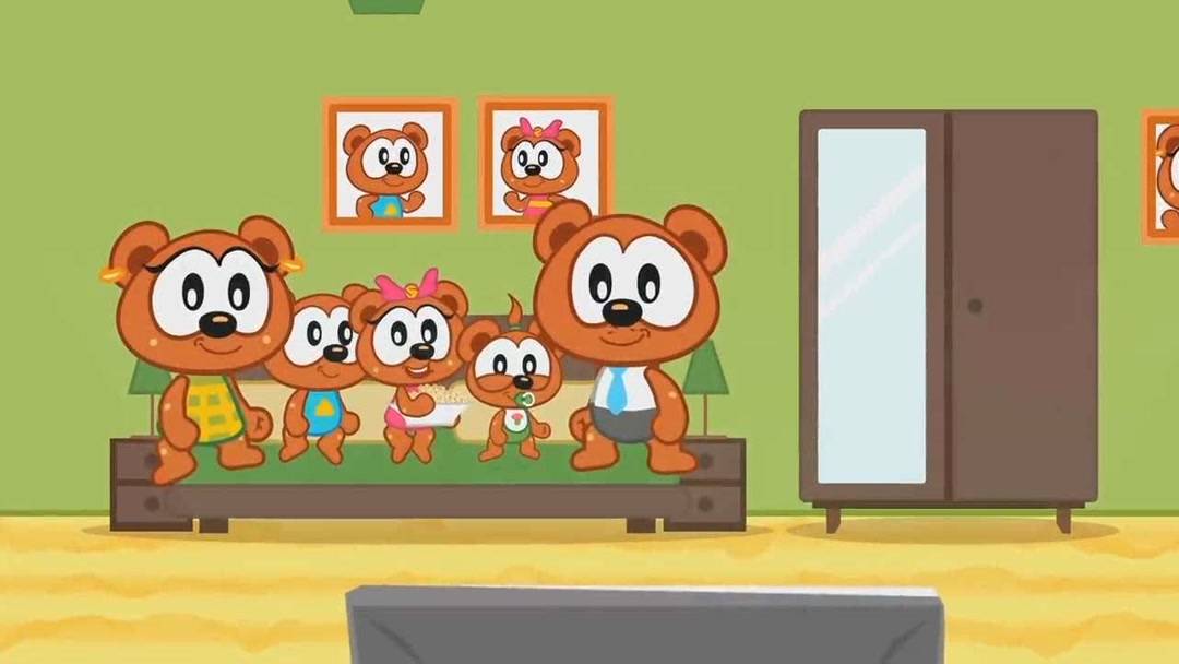 彩色小熊儿童喜剧动画片,一家人开心的看电视