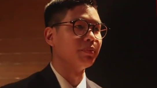 如何才能实现自我价值,靠财富和房子吗?小伙有自己的看法
