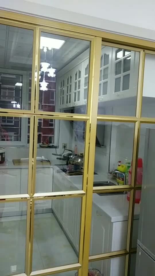 厨房的玻璃拉门油腻腻的,这样擦太干净了