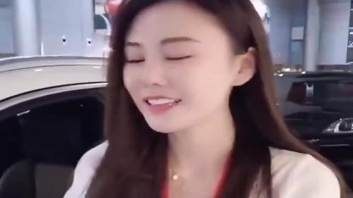 小伙买车时和美女讲价,最后确定价格后,小伙却做了这种出人意料的行为