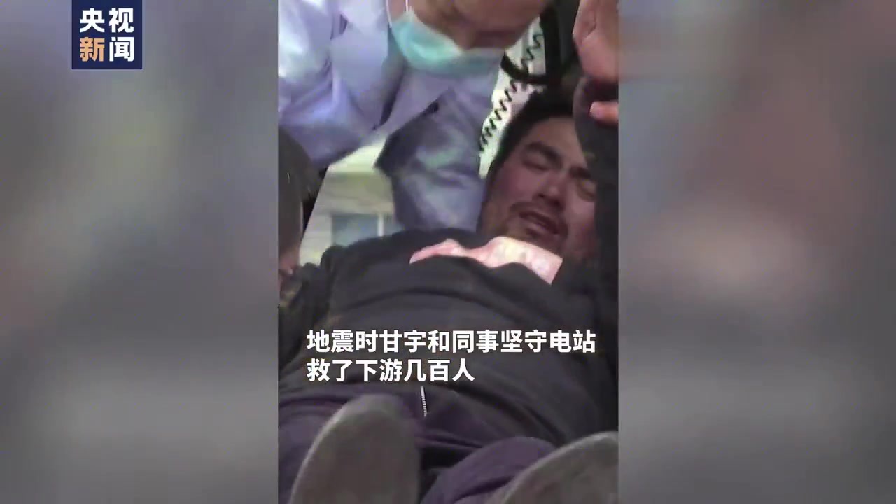 失联17天后,甘宇和父母在医院相见