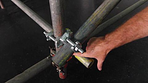 国外这样搭脚手架自诩超安全, 网友: 能举40斤钢管的国内工友笑了!