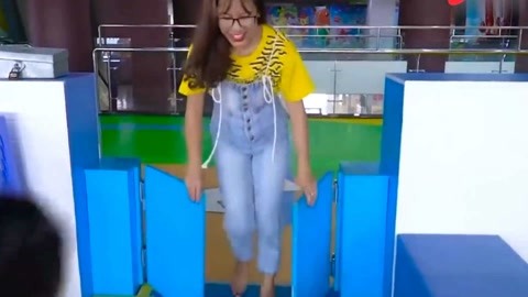 亲子互动游戏:小萝莉跟小姐姐到商场里玩,见到了好多玩具!