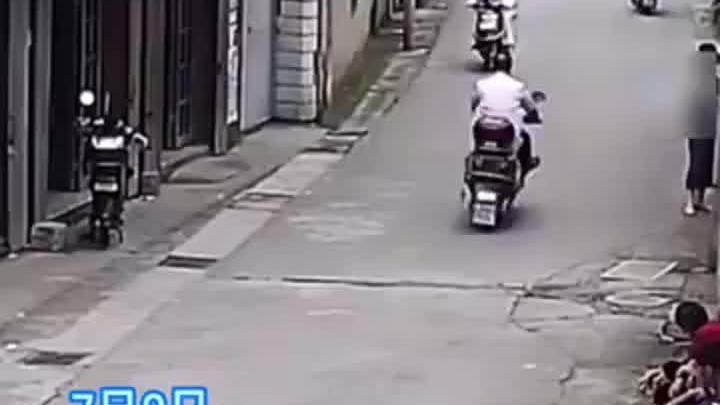 小学生横穿马路撞上电动车,负全责!交通安全