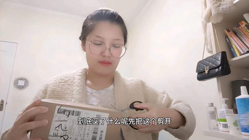 小波姐开箱,年前快递前后发,大家知道电脑要插电用才比较好吗?