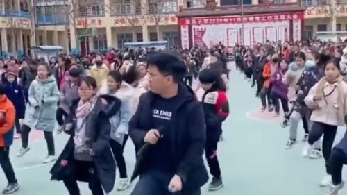 校长亲自带队跳舞,学生们跳的也非常带劲,这校长太有责任感了!