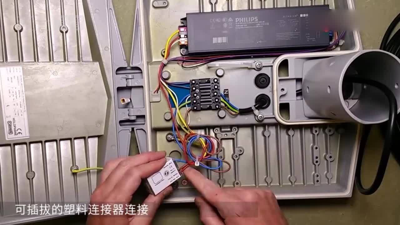 比传统高压钠灯贵5倍的LED路灯里都有啥?看老外拆解感觉亏大了!
