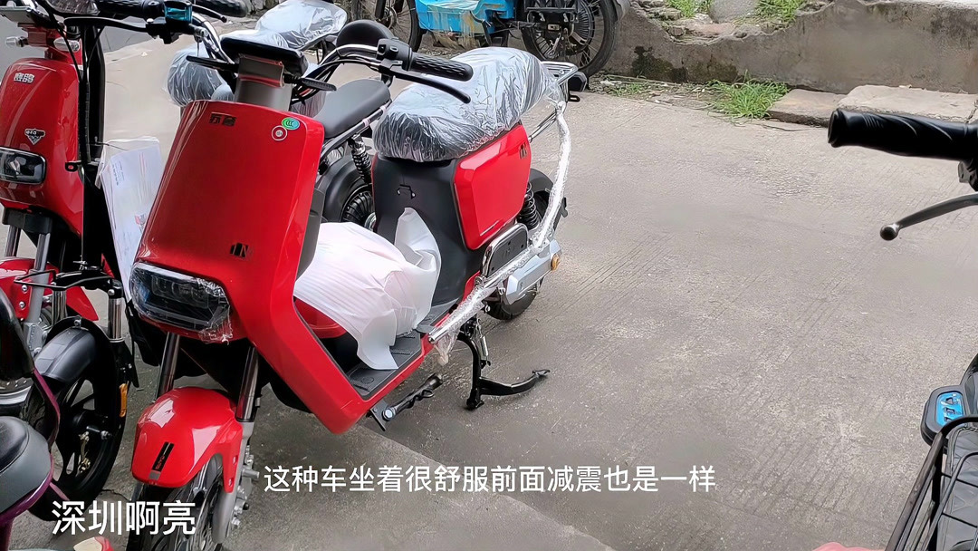 新款电动车性价比高骑行时也舒服,比那些小巧玲珑的电动车还要好