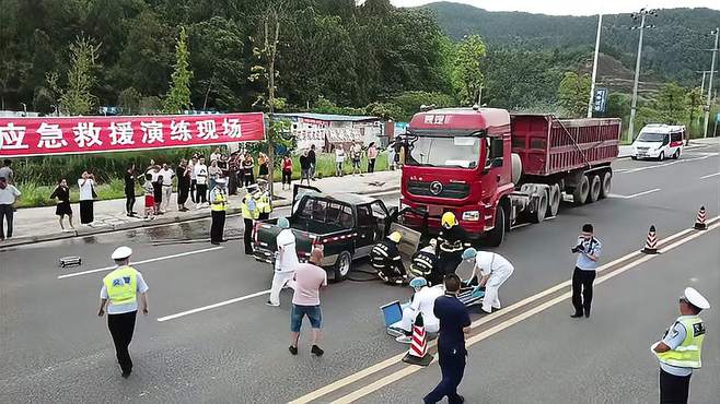 方城县交警大队联合多部门开展道路交通事故应急处置演练