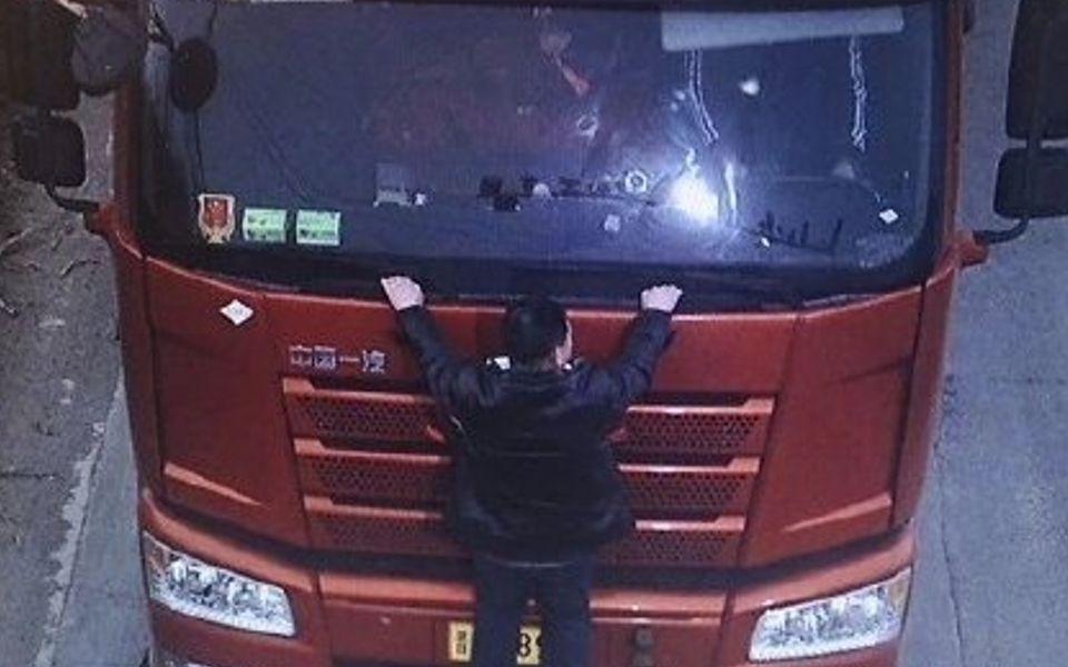 重型半挂车头挂个人 !?原来是司机用人体故意遮挡号牌!