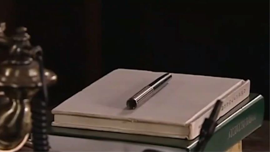 卧底外出回来,发现钢笔变了位置,明白夫人是特务