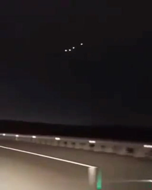 天空的发光物体是什么东西?感觉不像是无人机