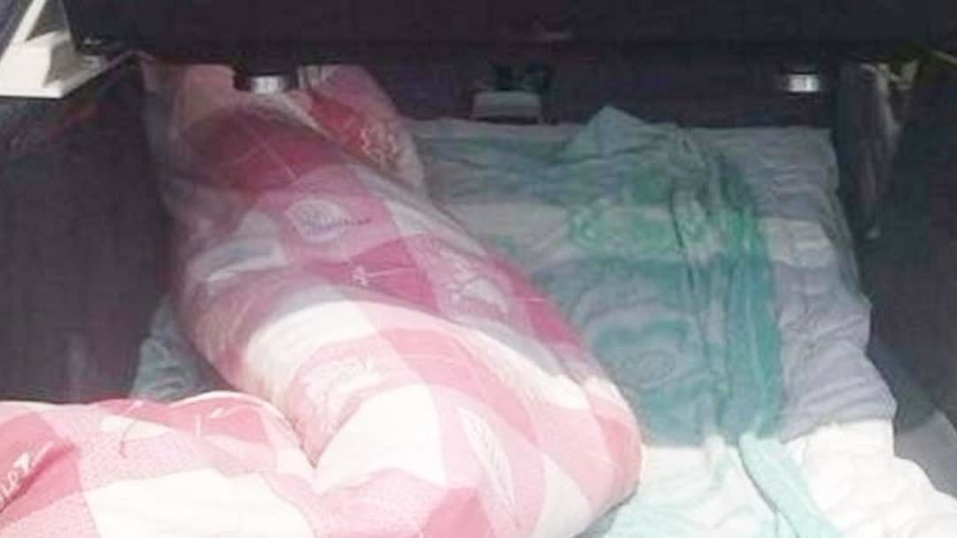 汽车正常行驶的过程中,把后座放平睡觉算违章吗?