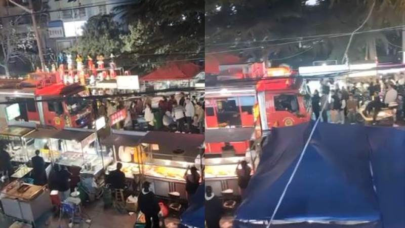 消防车从夜市通过 市民自觉站路两边让出一条快速通过通道!