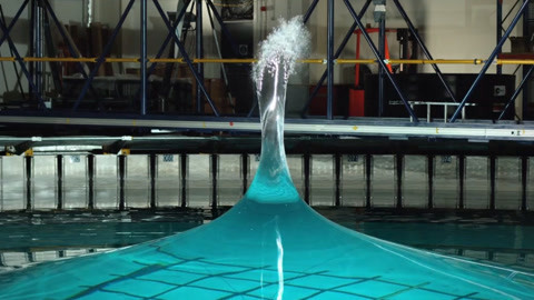 海洋模拟器放在泳池,慢镜头拍下肉眼难见到的场景,过于梦幻了