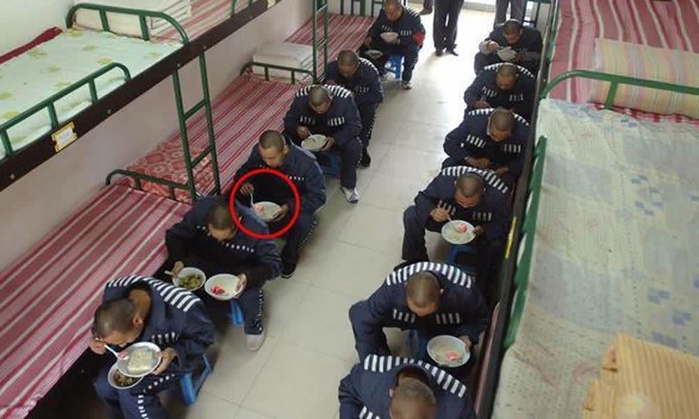 为什么电影中执行死刑的时候,都会给死刑犯一块生肉?