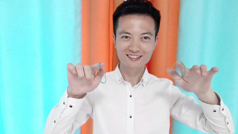 魔术教学:一分钟就能学会的皮筋魔术
