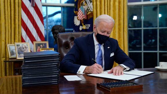 拜登签署“反歧视”行政令遭批:除男女同厕外 另一项更让人无语