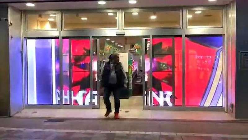 创意显示 芝麻开门 移动门LED透明屏效果