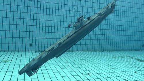 上浮下沉什么原理?自制U型潜艇模子,水下能发射小鱼雷