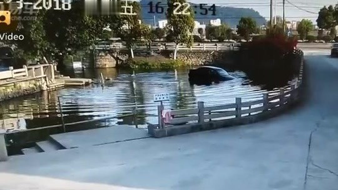 晕!岸边洗车,司机一脚油门冲进河