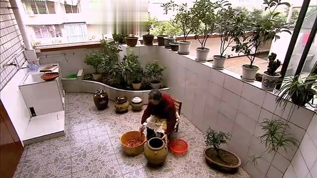 老婆婆制作美味豆瓣酱