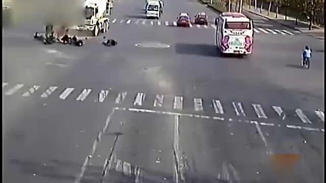 各路口的车祸画面~大家出行平安