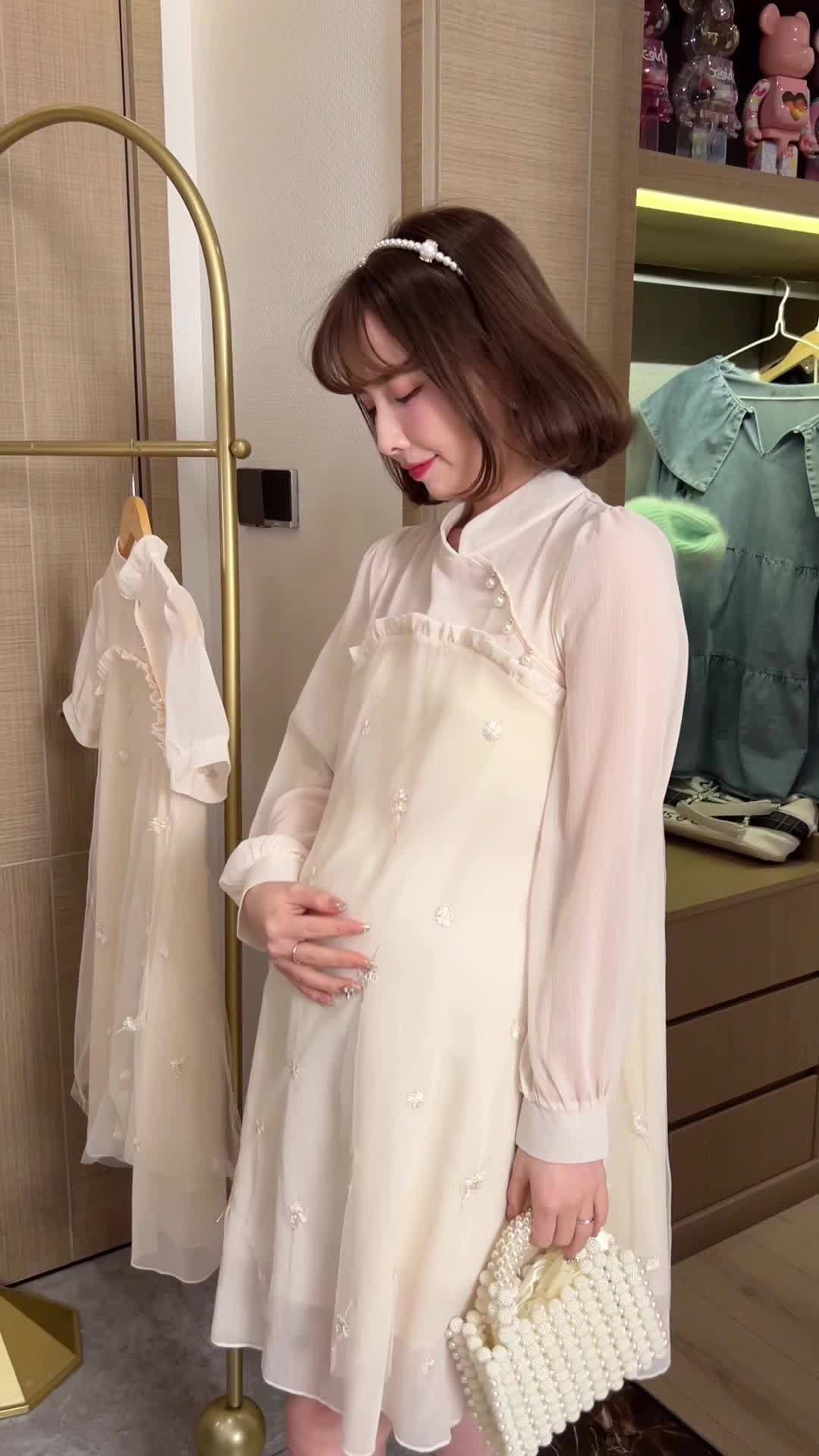 改良旗袍yyds!版型遮孕肚胯宽,显瘦成纸片人,绣花细节敲精致,上身就是...