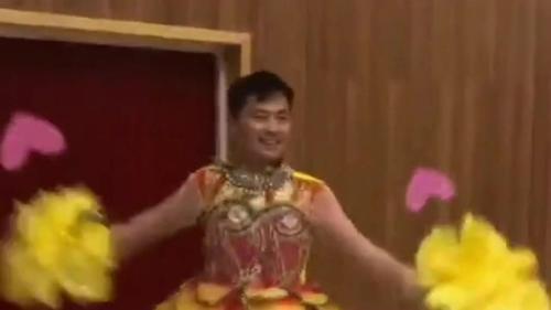 表哥舞蹈专业进修,穿上舞蹈服表演节目,气质瞬间变得不一样了!