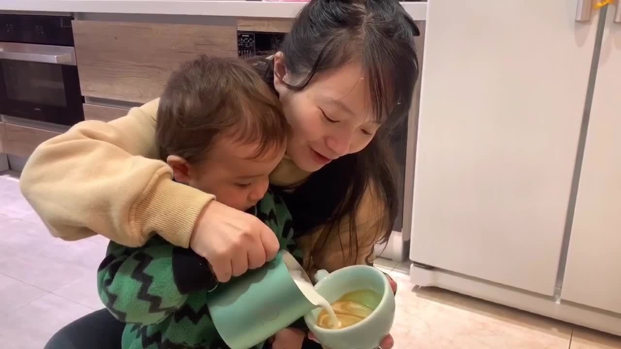 一岁四个月宝宝咖啡启蒙,萃取流程差不多会了,现在可以学拉花了
