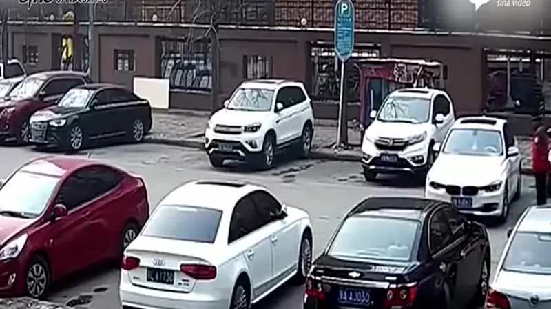 女司机倒车几次才成功!撞车一气呵成!网友好可怕的属性