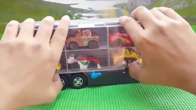 一辆新的大卡车模型,里面可精致了,里面还有好多小车模型呢