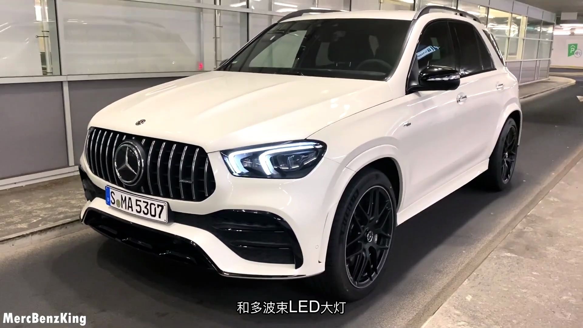开着2020 Mercedes GLE53 AMG晚上去兜风是一种什么体验(中文字幕)