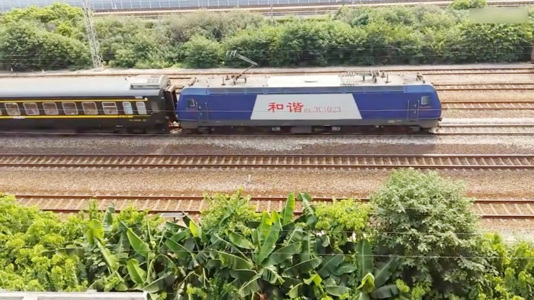 全程29小时广州开往成都 HXD3C牵引K192次列车经过广州北郊