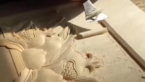 实木门窗制作,木工师傅用精湛的技术,在门上刻出造型