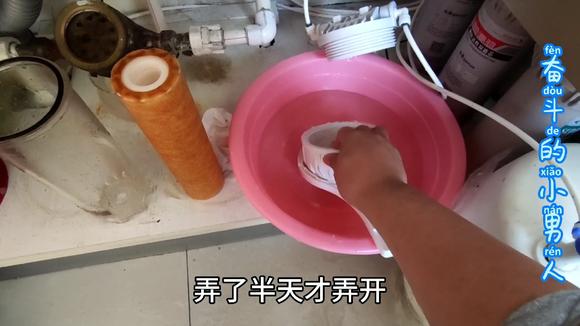 过年在家没事,自己动手把净水器滤芯换了,自己换滤芯能省50块钱