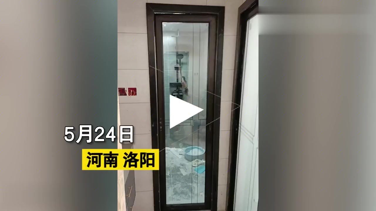 男子晒主家奇葩装修风格,厕所装透明门厨房装磨砂门:怕偷学吗?