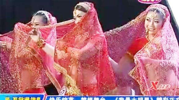 三位肚皮舞娘登台热舞,主持人上下打量,感觉两只眼睛都不够用