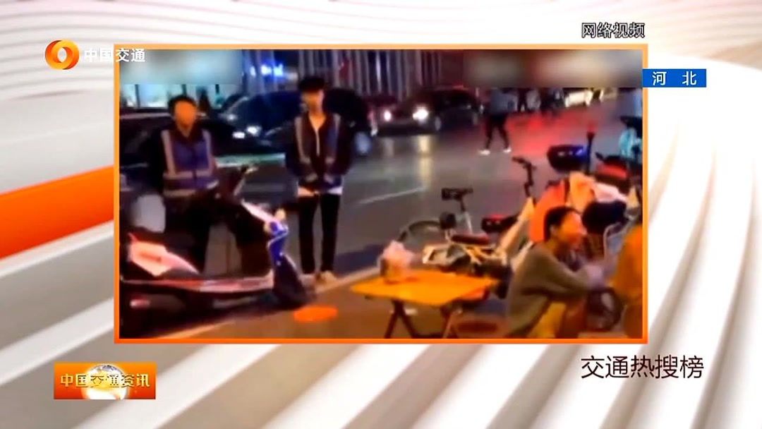 城管创新“围观式”执法,一众人盯着违法商铺看,盯到对方害臊!