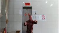 吴师傅值班打太极拳,健身强身