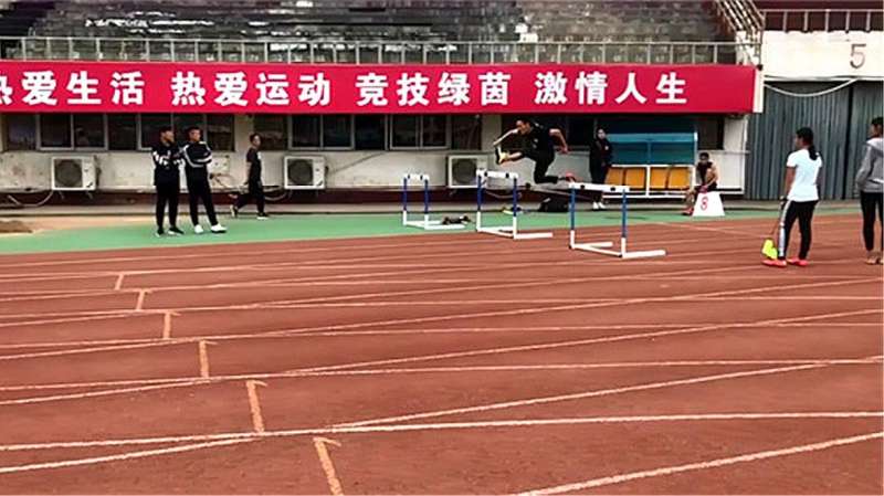 体育生练习跨栏,这动作太标准了,飞越障碍的时候好帅!