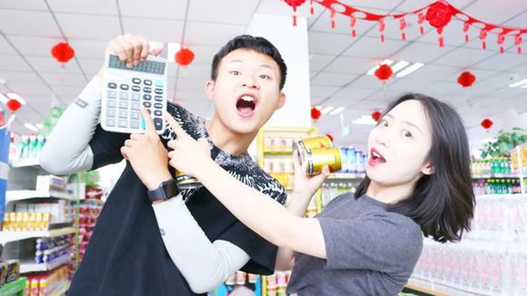 小伙超市买饮料,用计算器给老板弹了一首狂浪,饮料免费喝