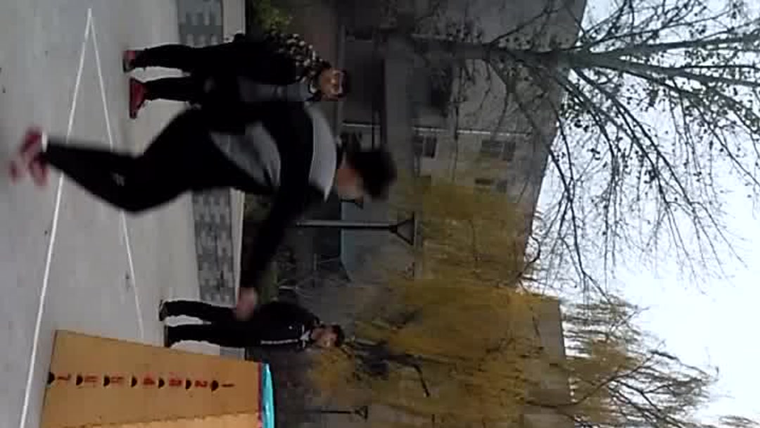 体操前滚翻,分腿腾越及前空翻表演